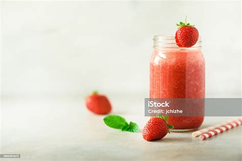 회색 배경 복사 공간에 유리 항아리에 빨간 딸기 밀크 쉐이크 여름 음식 개념 채식 다이어트입니다 신선한 딸기와 핑크 스무디 0명에 대한 스톡 사진 및 기타 이미지 Istock
