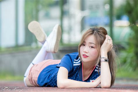 배경 화면 여자들 모델 아시아 사람 야외 여성 갈색 머리의 티셔츠 일본 장 반바지 뷰어를보고 정면에 누워 머리에 손을 대다 손목 시계 운동화 무릎