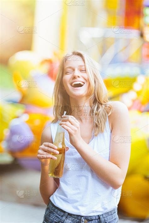 女人 旅游嘉年华 游乐园设施 垂直画幅 美 公园 进行中 马戏团 美人 果汁