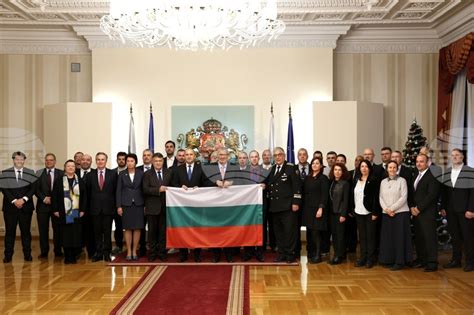 БТА Президентът Румен Радев връчи националния флаг на участниците в 32 рата Българска