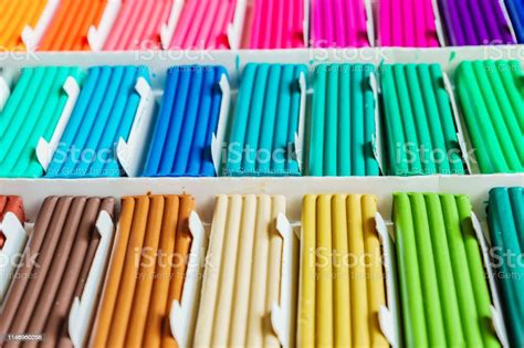 모델링 점토의 무지개 색상입니다 상자 배경 질감에 여러 가지 빛깔의 플라스틱 막대기 개체 그룹에 대한 스톡 사진 및 기타 이미지 개체 그룹 공예 교육 Istock