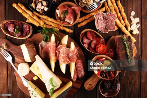 이탈리안 안티파스티 와인 스낵 세트 치즈 종류 지중해 올리브 해산물 샐러드 프로슈토 디 파르마 토마토 멸치 와인 잔 0명에 대한 스톡 사진 및 기타 이미지 Istock