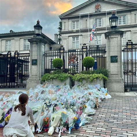 君島十和子さんのインスタグラム写真 君島十和子Instagram 半蔵門 英国大使館前には続々と献花を携えた方々が集まって