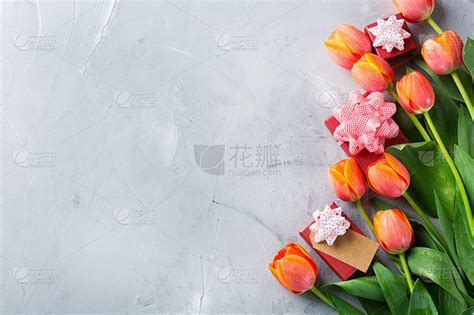 春天的背景是橙色的郁金香女人母亲节贺卡