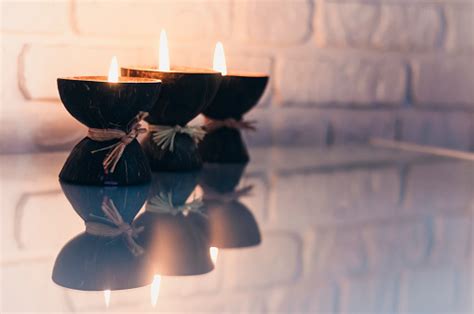 유리 흰색 테이블에 코코넛 껍질에 스파 아로마 촛불 굽기 아늑한 홈 인테리어 0명에 대한 스톡 사진 및 기타 이미지 0명 갈색 대체 요법 Istock