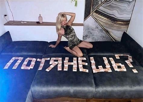 Создать мем потянешь мем с девушкой с деньгами актуальный юмор мем с девушкой на диване