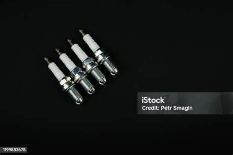 복사 공간이있는 검은 색 배경에 스파크 플러그 세트가있는 배경 어두운 배경에 자동차 예비 부품 0명에 대한 스톡 사진 및 기타 이미지 Istock