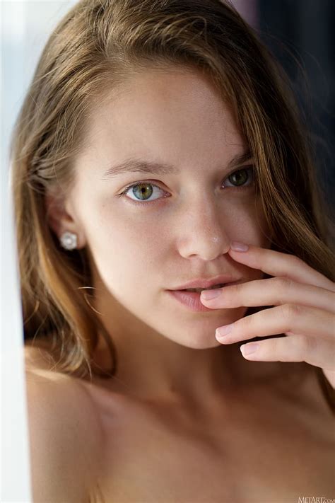 นตยสาร MetArt ลายนำ Flamy Nika โคลสอพ มองทผชม ใบหนา สนำตาล นวบนรมฝปาก กระดมห วอ