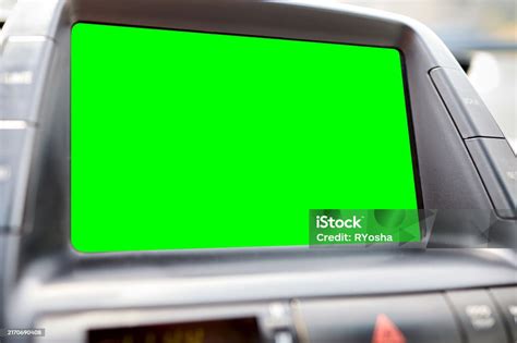내비게이션지도 및 Gps 후방 카메라 및 주차 보조를위한 분리 된 빈 화면의 모니터 디자인 모형을 위한 빈 녹색 스크린을 가진 차 전시는 공간을 복사합니다 0명에 대한 스톡