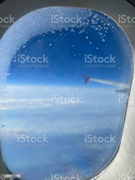 비행기 창문에서 본 풍경 푸른 하늘이 있는 아름다운 구름 풍경 비행기의 창을 통해 볼 수있는 흰 구름 위의 멋진 파노라마 항공 여행 개념 0명에 대한 스톡 사진 및 기타