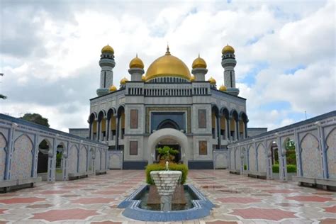 「シンメトリー」と「アシンメトリー」の違いは？意味と使い分けを解説 ｜ 言葉の窓com