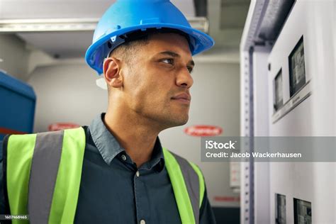 검사 품질 보증 및 에너지를 위해 제어실에 있는 사람과 함께 전기 기술자 엔지니어링 및 기술자 전기 안전 및 산업 유지 보수