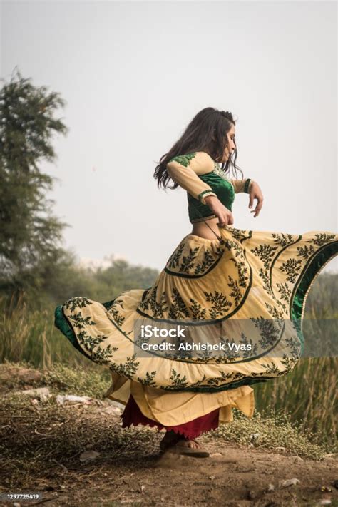 Gadis India Cantik Dengan Kostum Tradisional India Lehenga Choli Foto