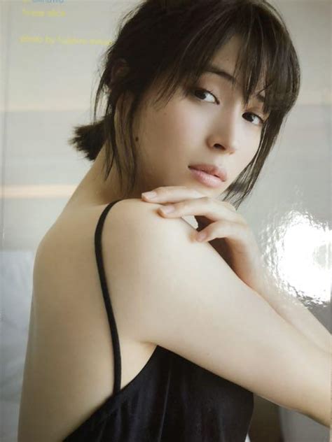 広瀬アリス 写真集 『 Born To Be Happy 』直筆サイン入り メルカリ
