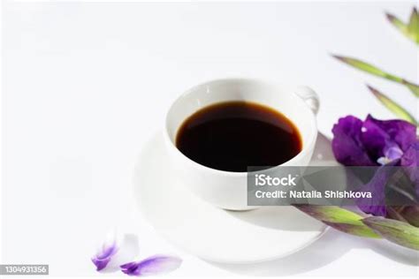 검은 커피와 홍채 꽃이 있는 머그잔이 흰색 배경에 있습니다 커피잔에 대한 스톡 사진 및 기타 이미지 커피잔 꽃 식물