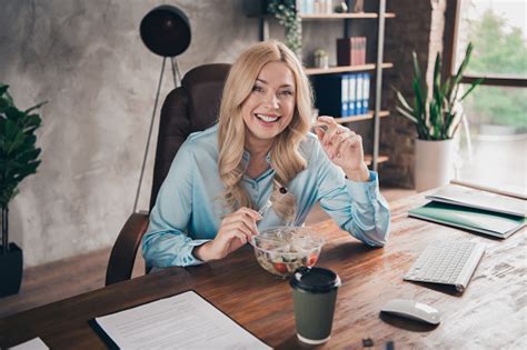 성공한 직장인 아가씨의 사진 음식을 먹다 당신이 입는다 셔츠 현대 로프트 인테리어 사무실 실내에서 40 44세에 대한 스톡 사진 및 기타 이미지 Istock