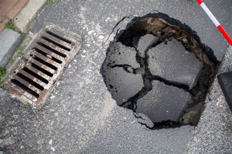 도로 구멍 스톡 사진 및 일러스트 Istock