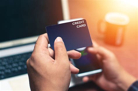 젊은 남자 는 자유 시간에 집에서 온라인 쇼핑 비즈니스와 현대 라이프 스타일 개념 가을에 대한 스톡 사진 및 기타 이미지 가을 개념 고객 Istock