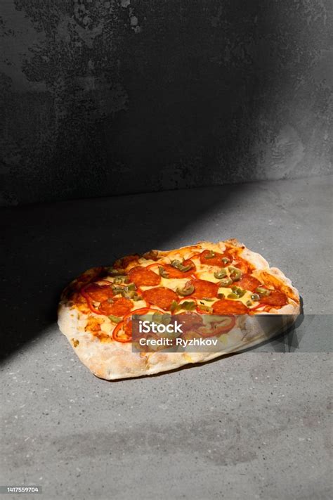 전통적인 이탈리아 음식 어두운 배경에 피자 페퍼로니 단단한 그림자가있는 회색 돌 테이블에 페퍼로니 핀사 콘크리트 배경에 페퍼