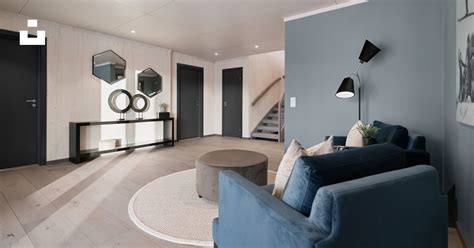 파란색 소파와 둥근 커피 테이블이 있는 거실 사진 Unsplash의 무료 인테리어 디자인 이미지