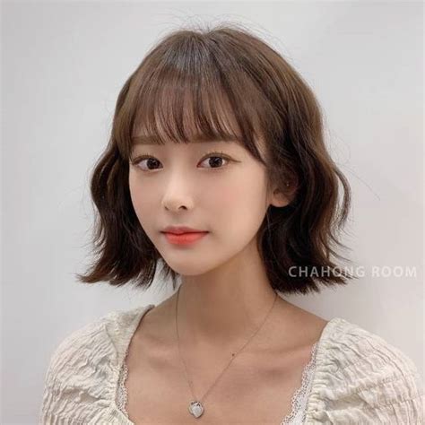 B에 있는 핀 헤어스타일 미디엄 헤어스타일 짧은 헤어스타일