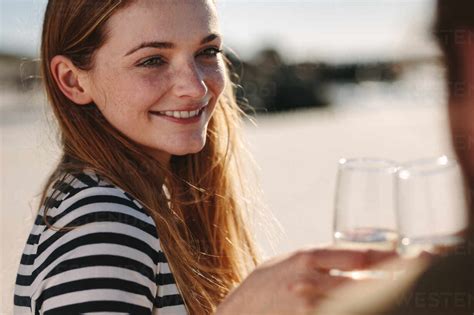 Schöne Frau Stößt Mit Ihrem Freund Auf Champagner An Paar Trinkt Champagner Am Strand