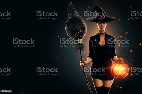 달의 배경에 그녀의 손에 빗자루와 할로윈 마녀 소녀 마녀 모자를 쓴 아름다운 젊은 여성이 연상됩니다 할로윈 파티 복사 공간 혼합 미디어 30 34세에 대한 스톡 사진 및