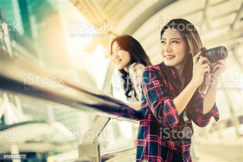 Luggabe 배낭과 도시 이미지의 흐림 배경 가진 캐주얼 의상에서 카메라와 함께 도시에서 아름 다운 아시아 여자 여행 컨셉 거리에 대한 스톡 사진 및 기타 이미지 Istock