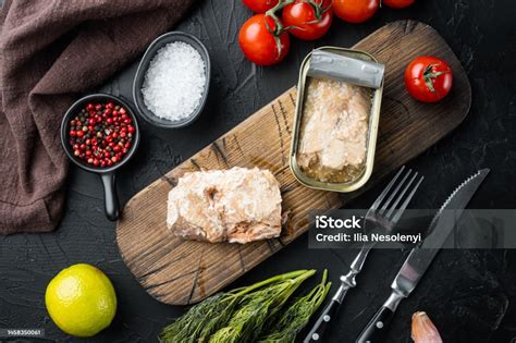 통조림 와일드 핑크 연어 나무 커팅 보드에 허브와 재료와 검은 배경에 상단보기 플랫 누워 0명에 대한 스톡 사진 및 기타 이미지