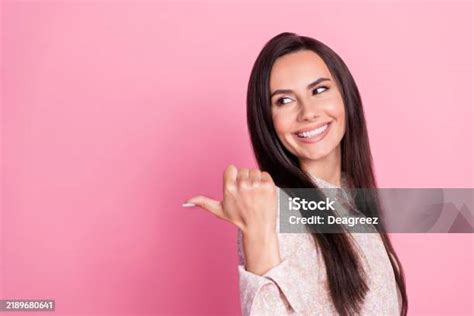 젊은 매력적인 여자의 근접 촬영 측면 프로필 사진 손가락 찾고 빈 공간을 추천 카페 핑크 색상 배경에 고립 된 카페 30 34세에 대한 스톡 사진 및 기타 이미지 Istock