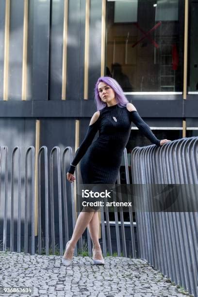 백인 백색 여성 건물의 발코니에 서 있는 모델 하 고 날씨를 즐깁니다 도시 현대 패션 개념에에서 휴식 회색 드레스에 긴 보라색 머리 아름 다운 여자 감정에 대한 스톡 사진