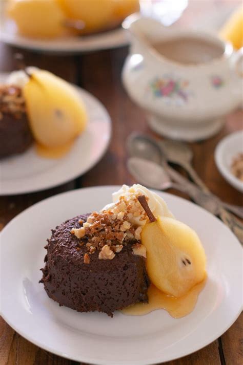 Шоколадов пудинг с поширани круши и орехов крокан Пудинг Шоколад Орехи