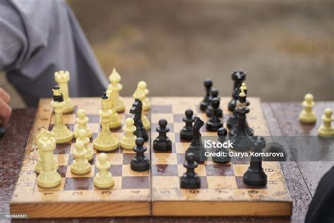 두 남자가 체스를 하고 있습니다 체스 보드 게임 개념의 비즈니스 아이디어와 경쟁과 전략적 계획 성공의 의미 2명에 대한 스톡 사진 및 기타 이미지 Istock