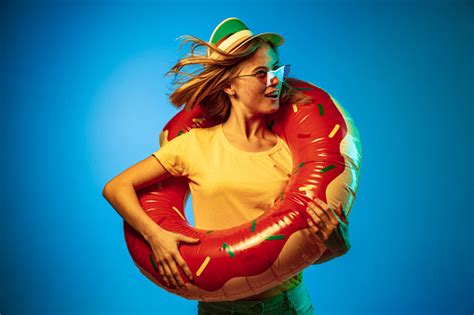 파란색 스튜디오 배경에 고립 된 네온 빛에 아름 다운 여자 감정에 대한 스톡 사진 및 기타 이미지 감정 경외감 귀여운 Istock