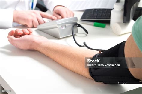 의사 또는 간호사 측정 혈압 측정기 및 모니터 장치를 가진 환자의 손 그리고 팔 제어 테스트 및 검사를 위한 응급실 이나 병원 사무실 테이블에 간호사에 대한 스톡 사진 및