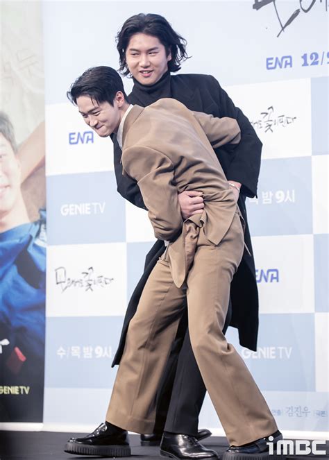 포토 장동윤 이재준 대폭소 샅바싸움