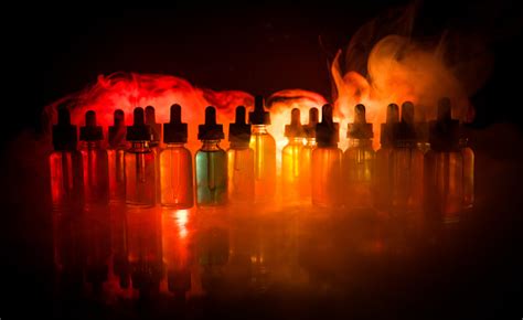 Vape 개념입니다 어두운 배경에 연기 구름과 Vape 액체 병 조명 효과 배경 또는 전자 담배 광고로 유용 합니다 0명에 대한 스톡 사진 및 기타 이미지 Istock