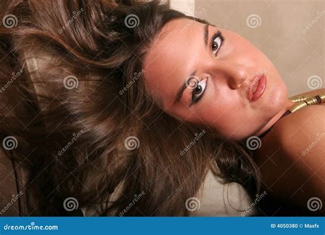 Le Jeune Femme Magnifique Avec Effectuent Photo Stock Image Du Soin Magnifique