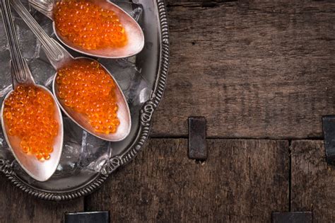 나무 배경에 맛 있는 밝은 빨간 신선한 스낵 레드 캐 비어 캐 비어은 숟가락 비싼 고급 진미 해산물입니다 0명에 대한 스톡 사진 및 기타 이미지 Istock