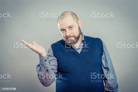 젊은 캐주얼 남자 와 미소 에 그의 얼굴 과 그의 팔 넓은 열린 T 셔츠에 대한 스톡 사진 및 기타 이미지 T 셔츠 가득 찬 길이 Istock