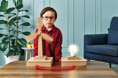 귀여운 아이는 청정 에너지를위한 풍력 터빈을 발명했다 터빈은 바람과 함께 회전하고 전구에 조명 2 3 살에 대한 스톡 사진 및 기타 이미지 Istock