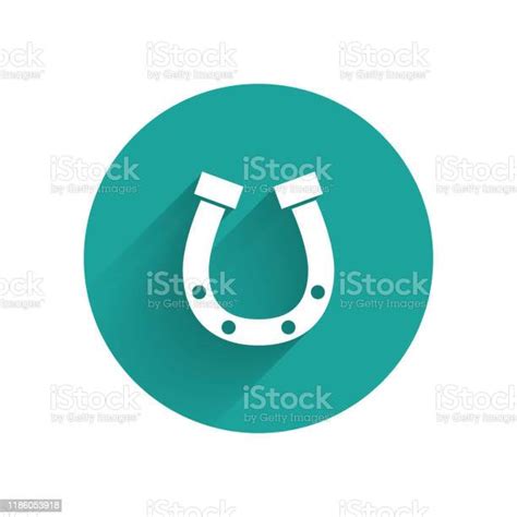 긴 그림자로 격리 된 흰색 말굽 아이콘입니다 녹색 원 버튼입니다 벡터 일러스트레이션 강철에 대한 스톡 벡터 아트 및 기타 이미지