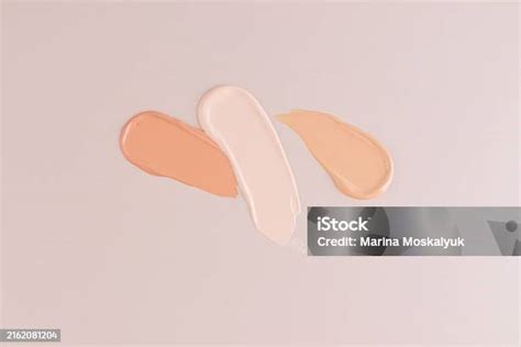 베이지색 배경에 다른 톤의 액체 파운데이션 파우더 샘플 평면도 제품 디자인을 위한 레이아웃 복사 공간입니다 모형 갈색에 대한 스톡 사진 및 기타 이미지 Istock