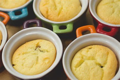 코 티 지 치즈 캐 서 롤 냄비의 형태로 컬러 세라믹 형태로 아이의 음식 0명에 대한 스톡 사진 및 기타 이미지 0명 가정