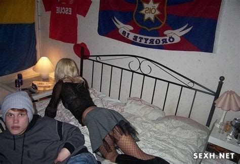 Пьяная блондинка позирует и раздевается на камеру Pic