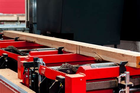 제재소 장비에서 로그를 가공 하는 과정 제재소 기계 톱 판자 보드에 나무 줄기 톱 가문비나무에 대한 스톡 사진 및 기타 이미지 가문비나무 건설 기계류 건설 산업