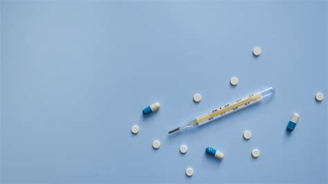 파란색 배경에 온도계 캡슐 및 정제 약물 의료 종사자의 날 의료 병원 배너 텍스트 템플릿 0명에 대한 스톡 사진 및 기타 이미지 Istock