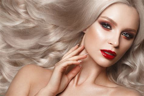 아름 다운 금발 곱슬 머리 자연 스러운 메이크업과 붉은 입술 할리우드 방식 아름다움 얼굴 그리고 머리입니다 곱슬 머리에 대한 스톡 사진 및 기타 이미지 Istock