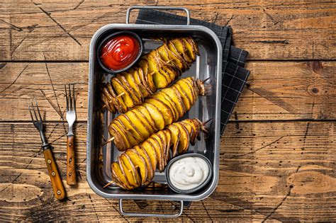 꼬치 튀긴 토네이도 또는 케첩 소스로 감자를 비틀어 넣습니다 나무 배경 위쪽 보기 감자 요리에 대한 스톡 사진 및 기타 이미지 감자 요리 감자 칩 건강한 식생활