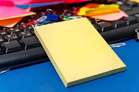 펜 연필 메모장 노트북 스테이플러 스테이플러 클리퍼 종이 클립 홀더 클립 보드 테이블 위에 배치 여러 모듬 컬렉션 사무실 문구 사진 0명에 대한 스톡 사진 및 기타 이미지